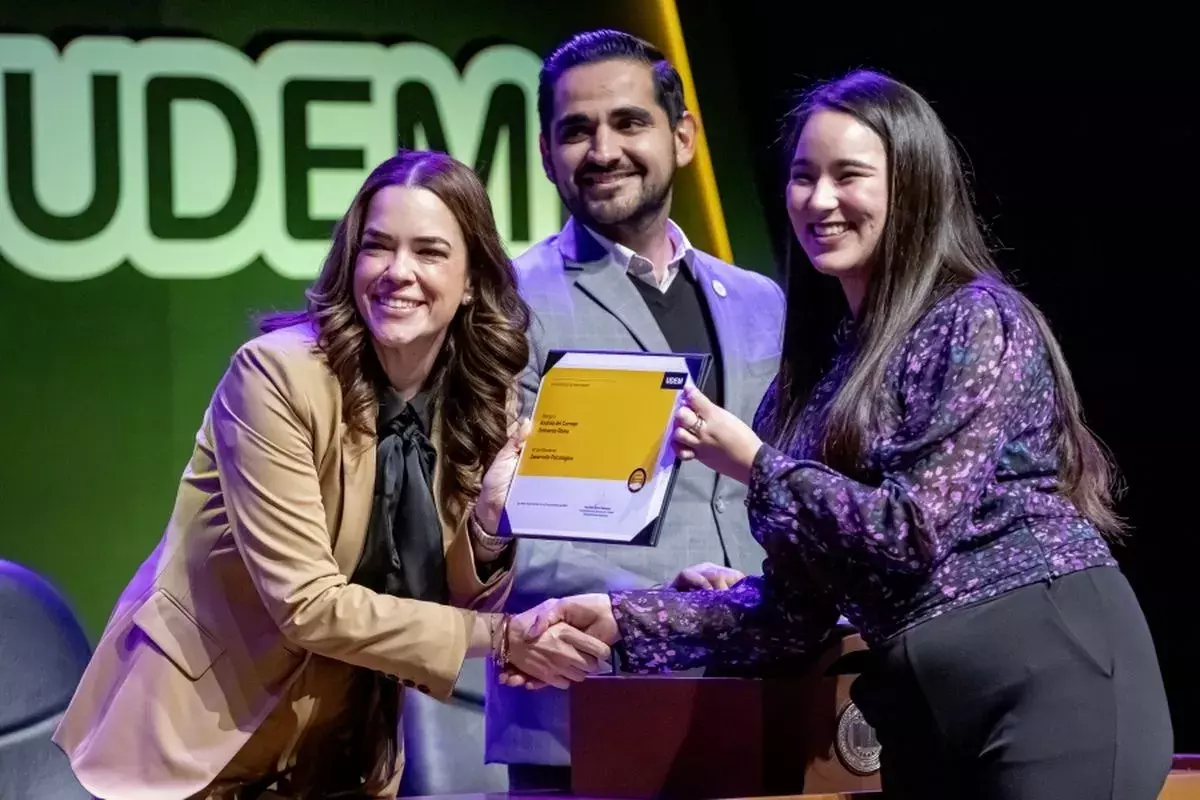 Acreditan a primera generación con Certificados UDEM | UDEM